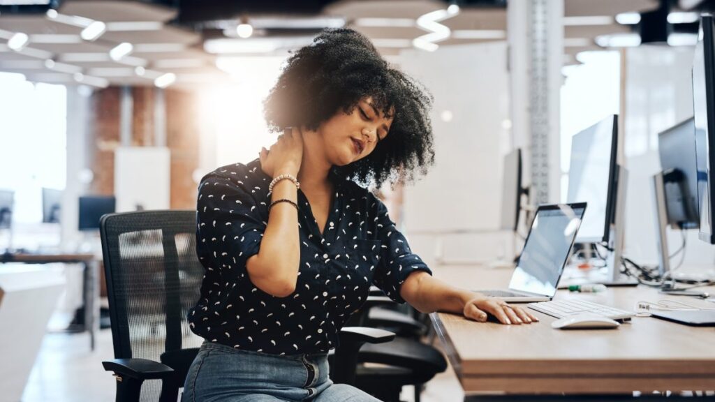 Neck and head tension at work? These 5 simple exercises will relieve ...