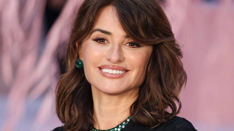 At 51, Penélope Cruz adopts this brown coloring which erases gray hair ...